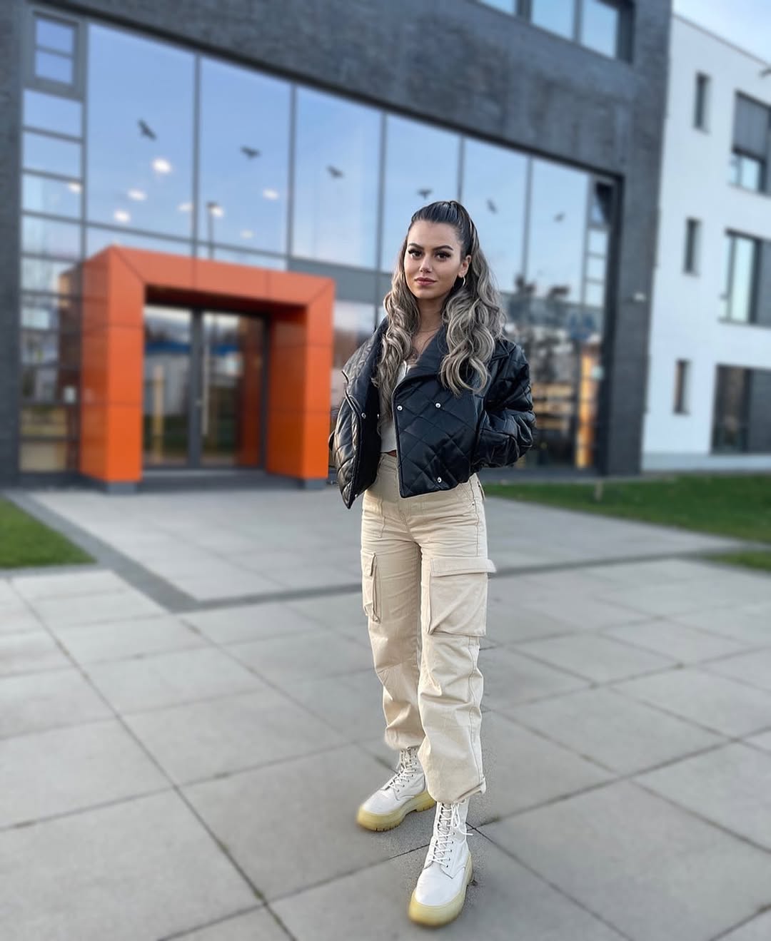 Beige Cargo Pants Outfit: Easy & Stylish Ways to Wear Them - Outfit for ...